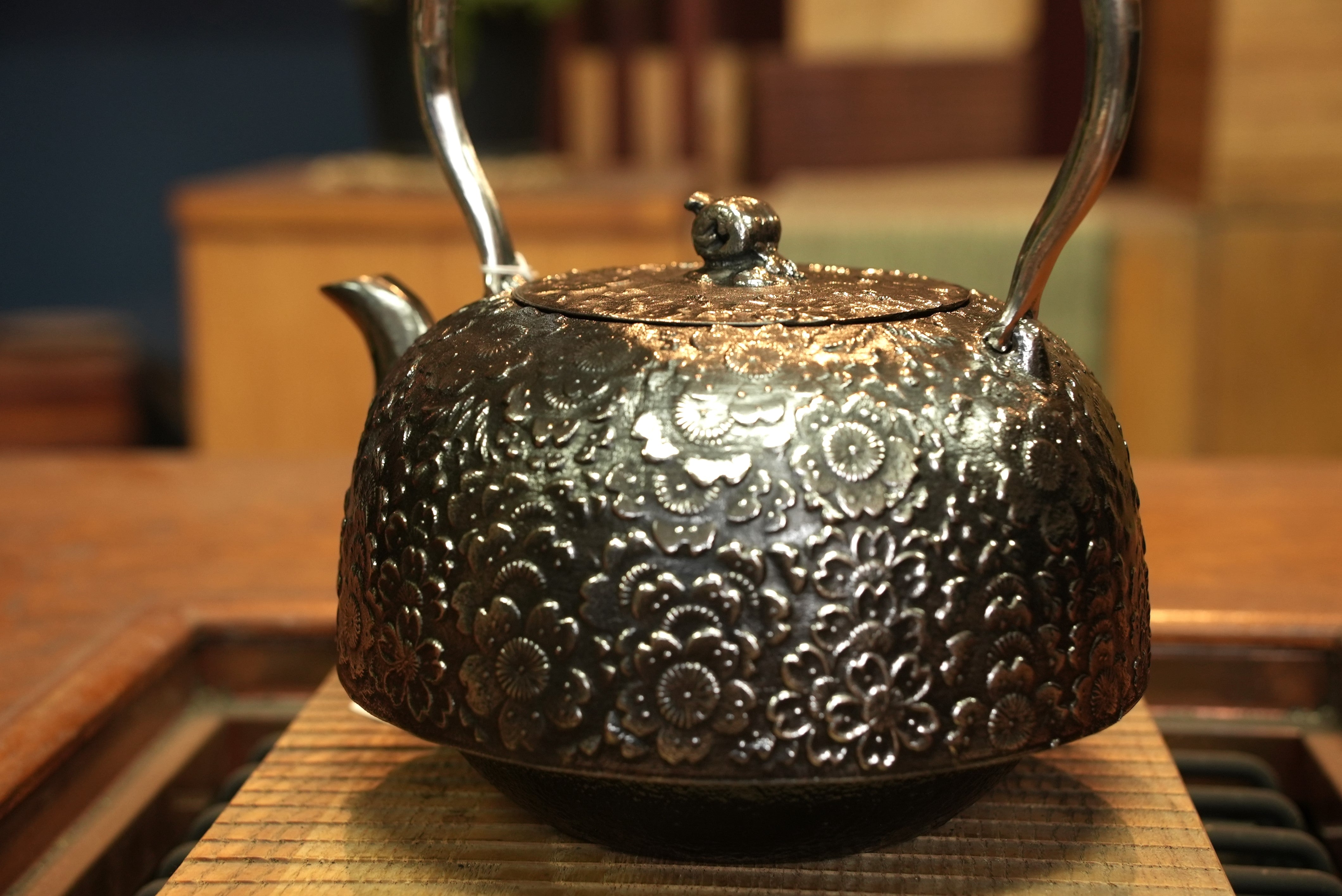 Nambu Ironware, Japanese Iron Sand Kettle, HIRANAMBU SAKURA, 1.4L ...