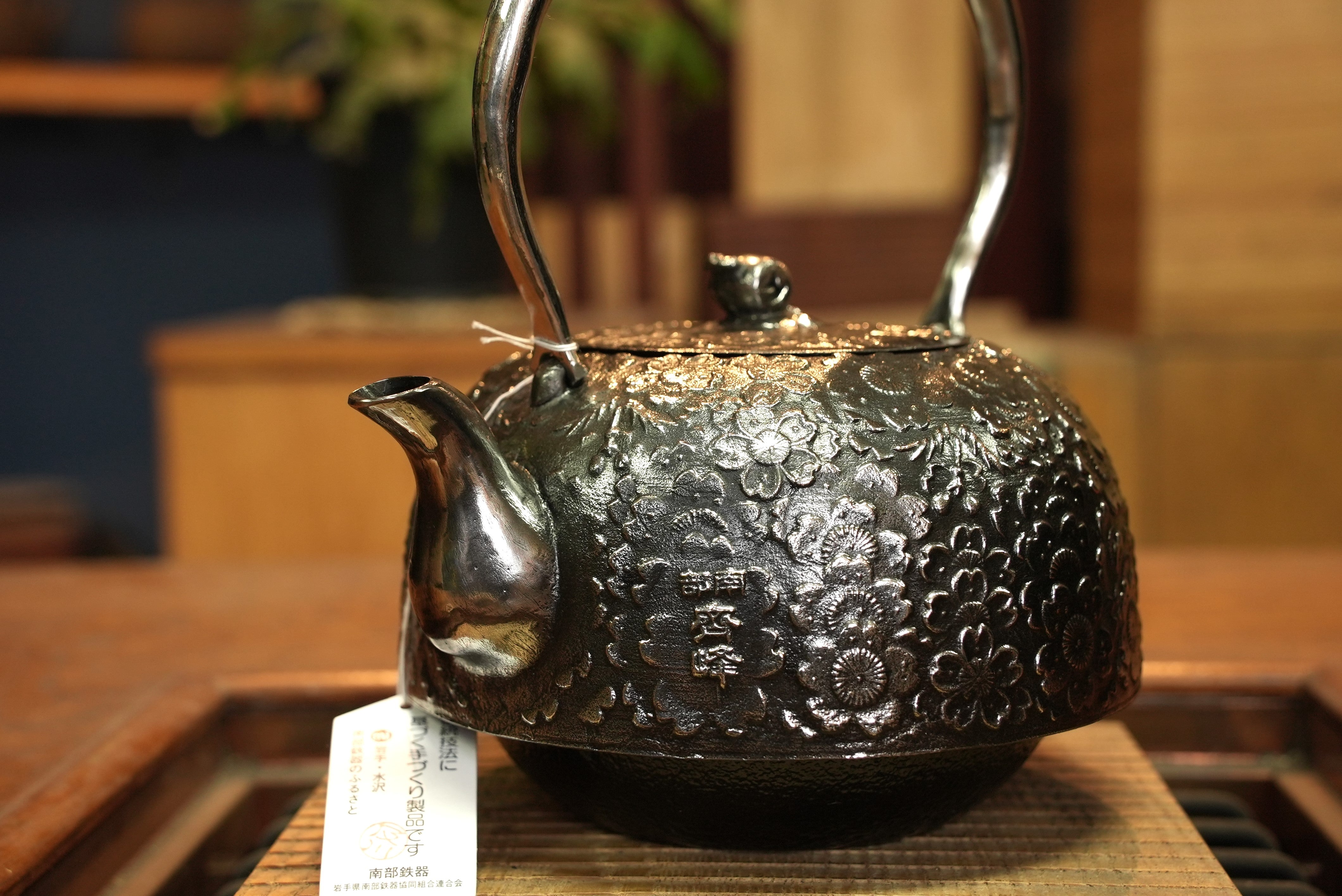 Nambu Ironware, Japanese Iron Sand Kettle, HIRANAMBU SAKURA, 1.4L ...