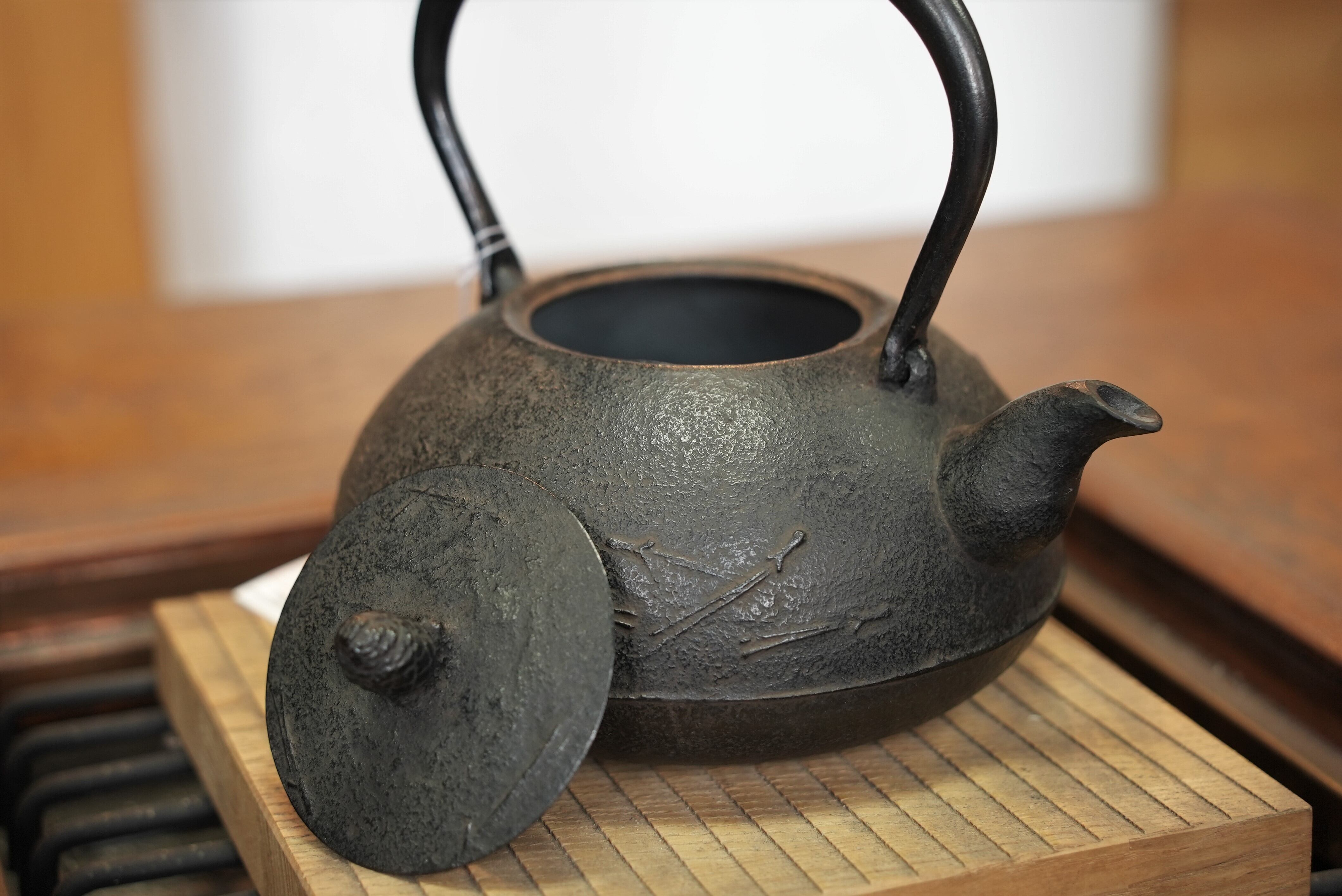 Authentic Japanese Nambu Ironware(Tekki) Cast Iron Kettle - Tetsubin, HOUJYU-GATA MATSUBA, 1.4L ...